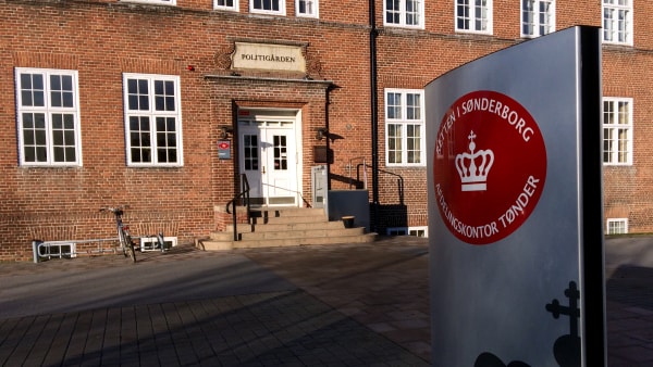 Nikkede bekendt en skalle i kiosken: Dommen må han vente på | jv.dk Nikkede bekendt en skalle i kiosken: Dommen må han vente på | jv.dk