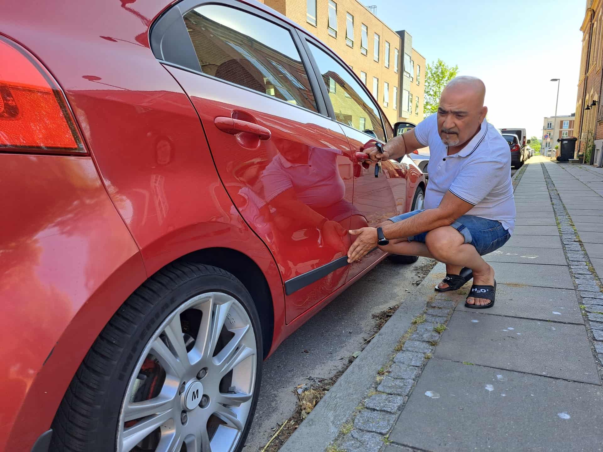 Der stod 'perker' på Eyüps bil: Otte måneder tidligere var der ridset ...