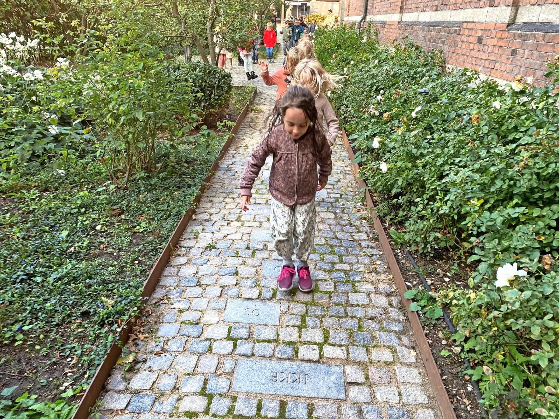 Tekst og video til 125 års jubilæum: Her hopper de fadervor ...