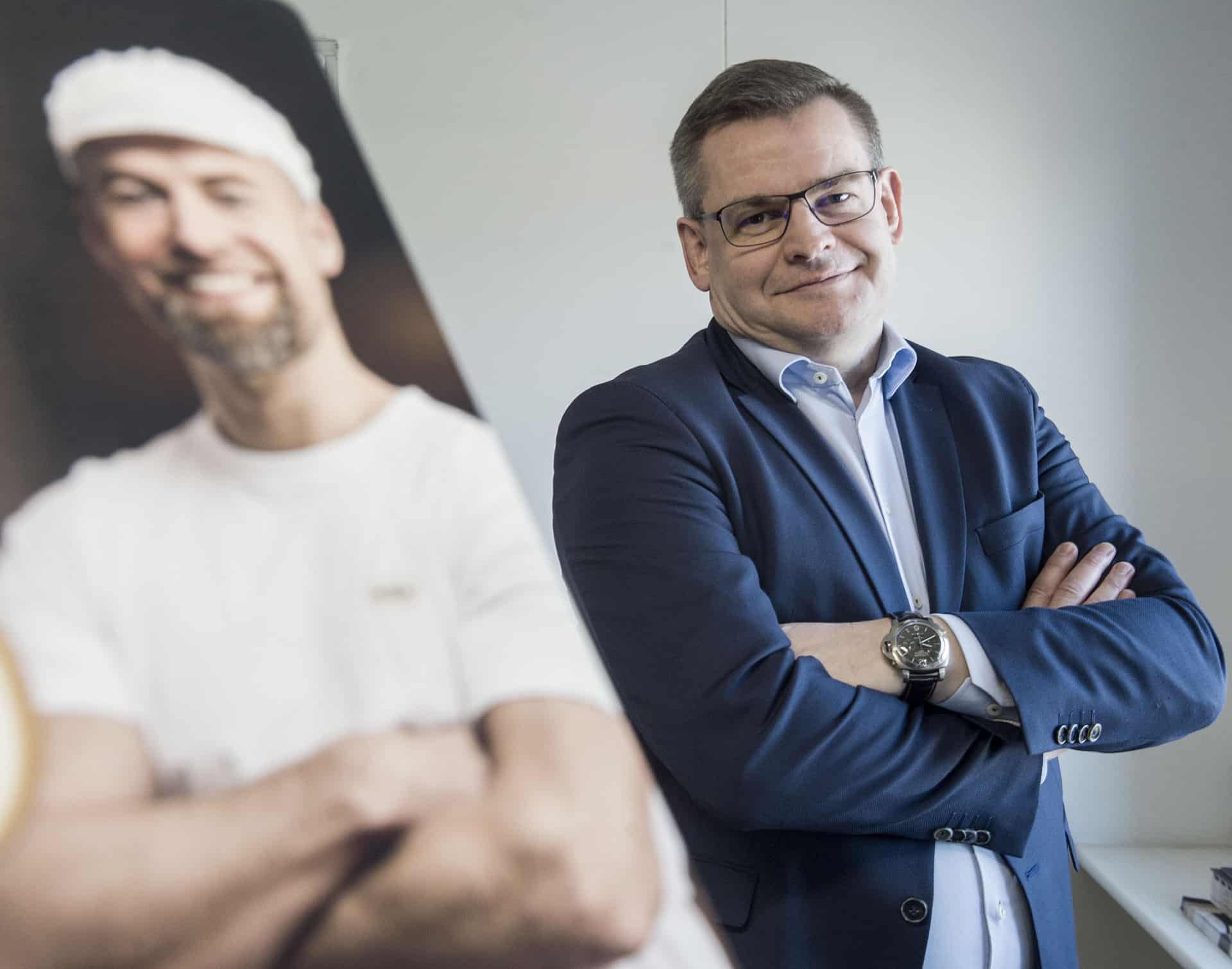 Nu bager Teddy med dansk mel: Det skal få kunderne til at købe Kohberg ...