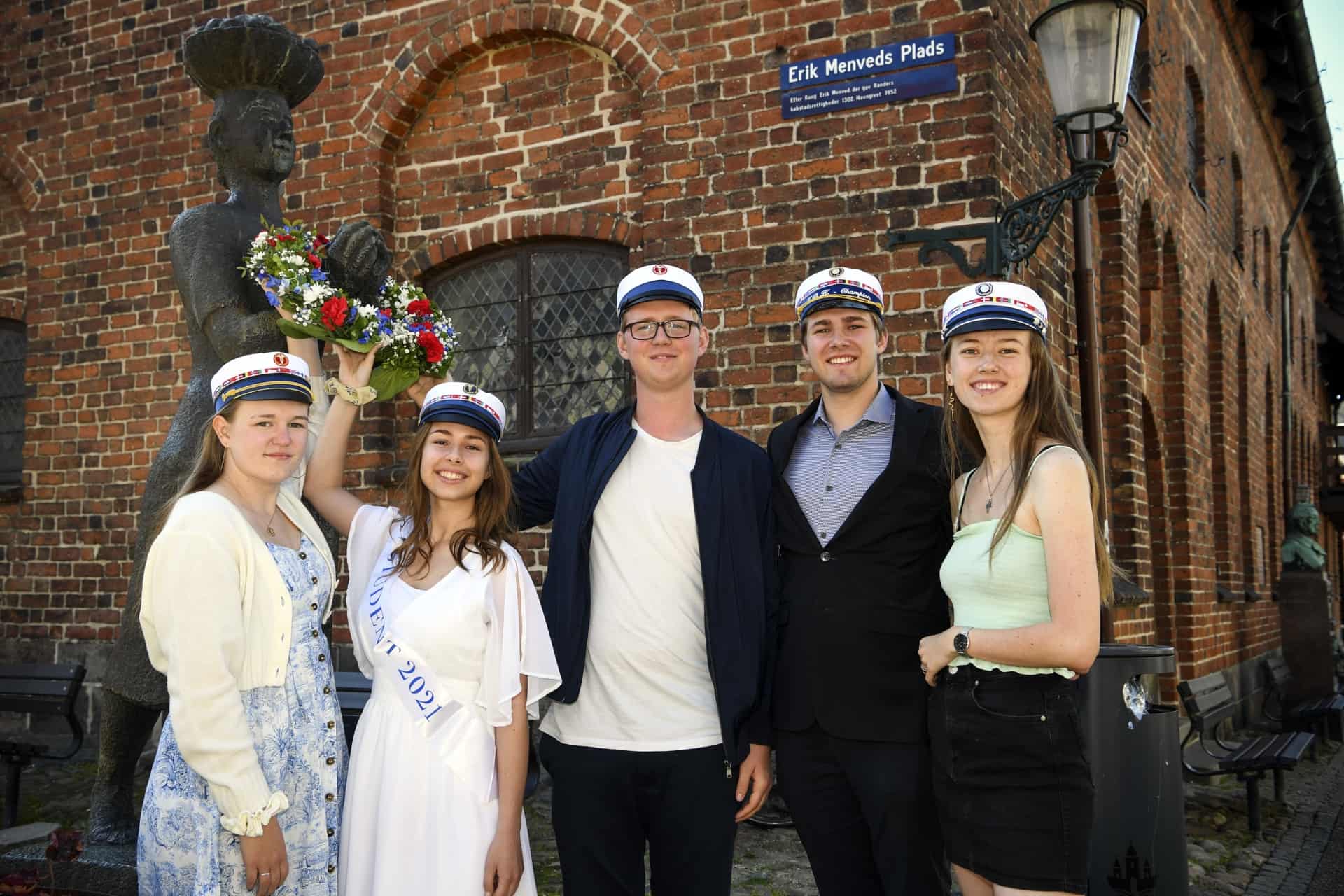 Konen med æggene fik sin krans på coronavenlig vis | stiften.dk