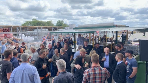 Smug-åbningsfest for håndværkere i ny gigant-tømmerhandel | viborg ...