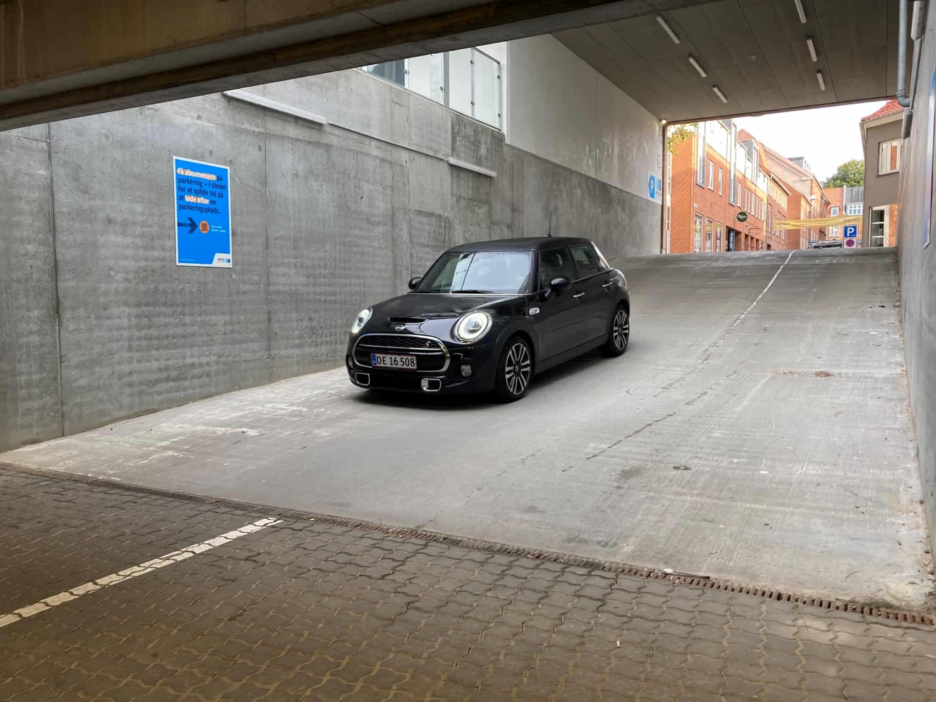 Kun få har åbenbart opdaget den: Ny parkeringskælder i midtbyen med plads til over 90 biler står ...