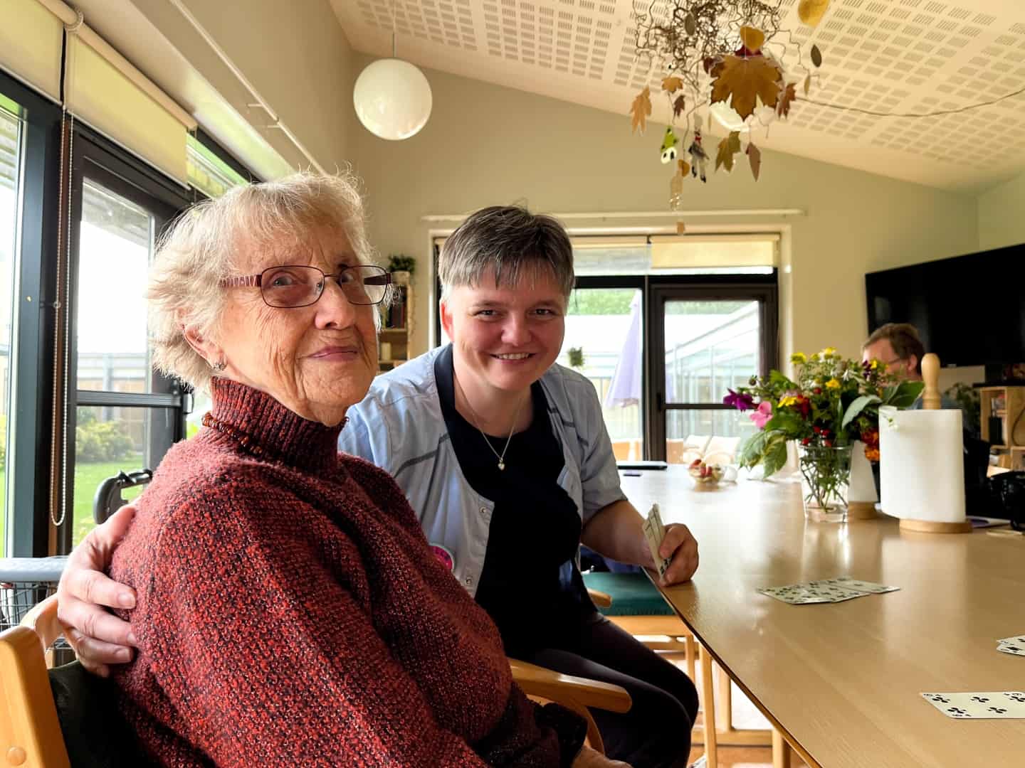 Se video: 94-årige Gerda er med i køkkenet - hendes plejehjem er indstillet til Danmarks bedste ...