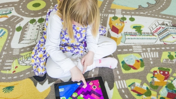 10 råd til dig med børn, der kigger ned i telefon og computer: Undgå ...