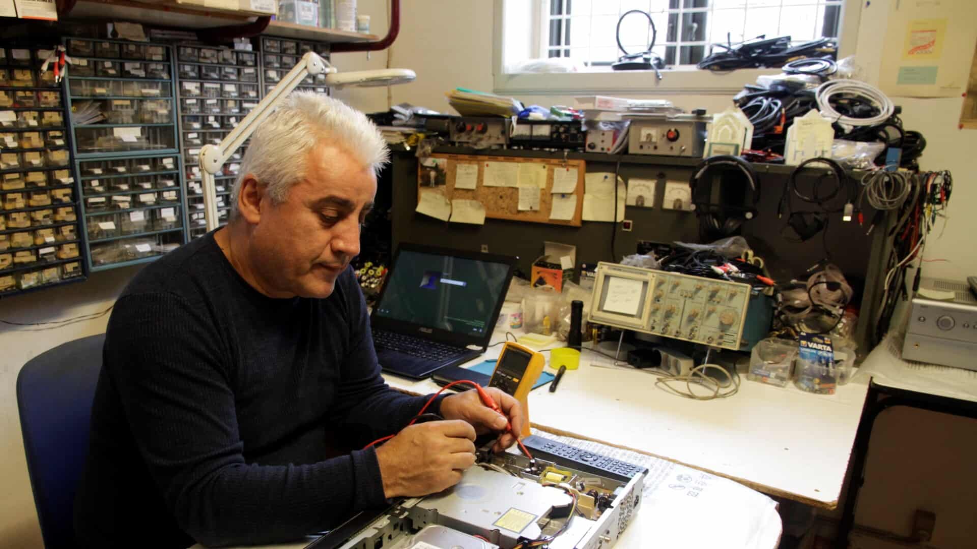 Overlever i en døende branche: Orhan holder liv i din elektronik | ugeavisen.dk