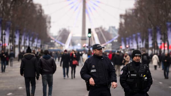 650 biler stukket i brand i Frankrig nytårsaften | stiften.dk