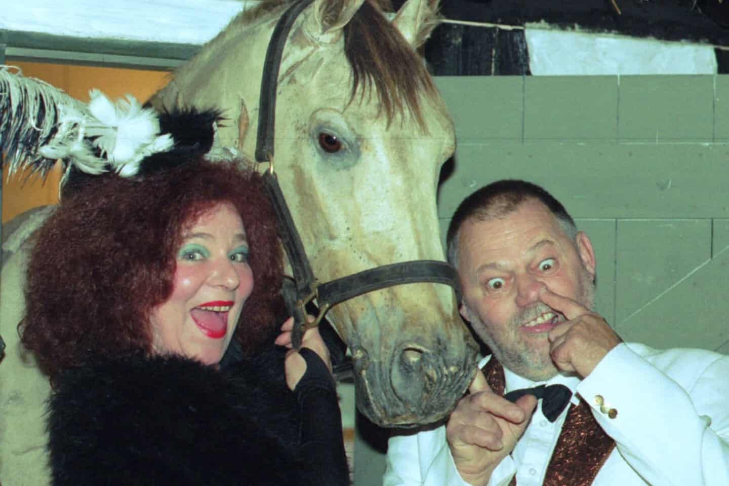 Den rødtoppede rebel og sangerinde Rebecca Brüel er død | stiften.dk