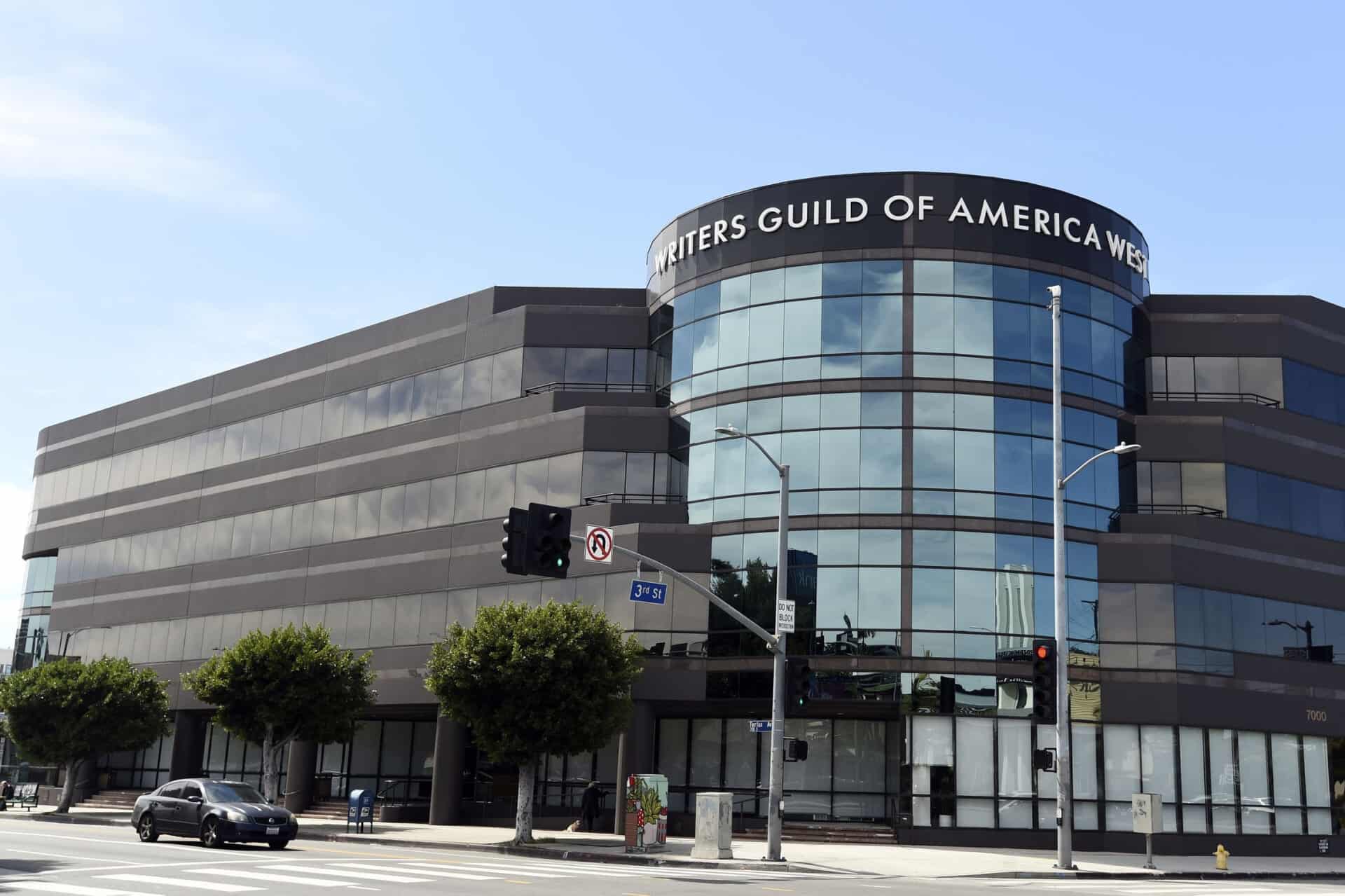 Amerikanske manuskriptforfattere godkender strejke fra 1. maj ...