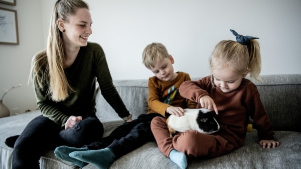 Emma kæmper for hjemmepasserne: Fik ondt i maven af at aflevere sine børn i institution ...