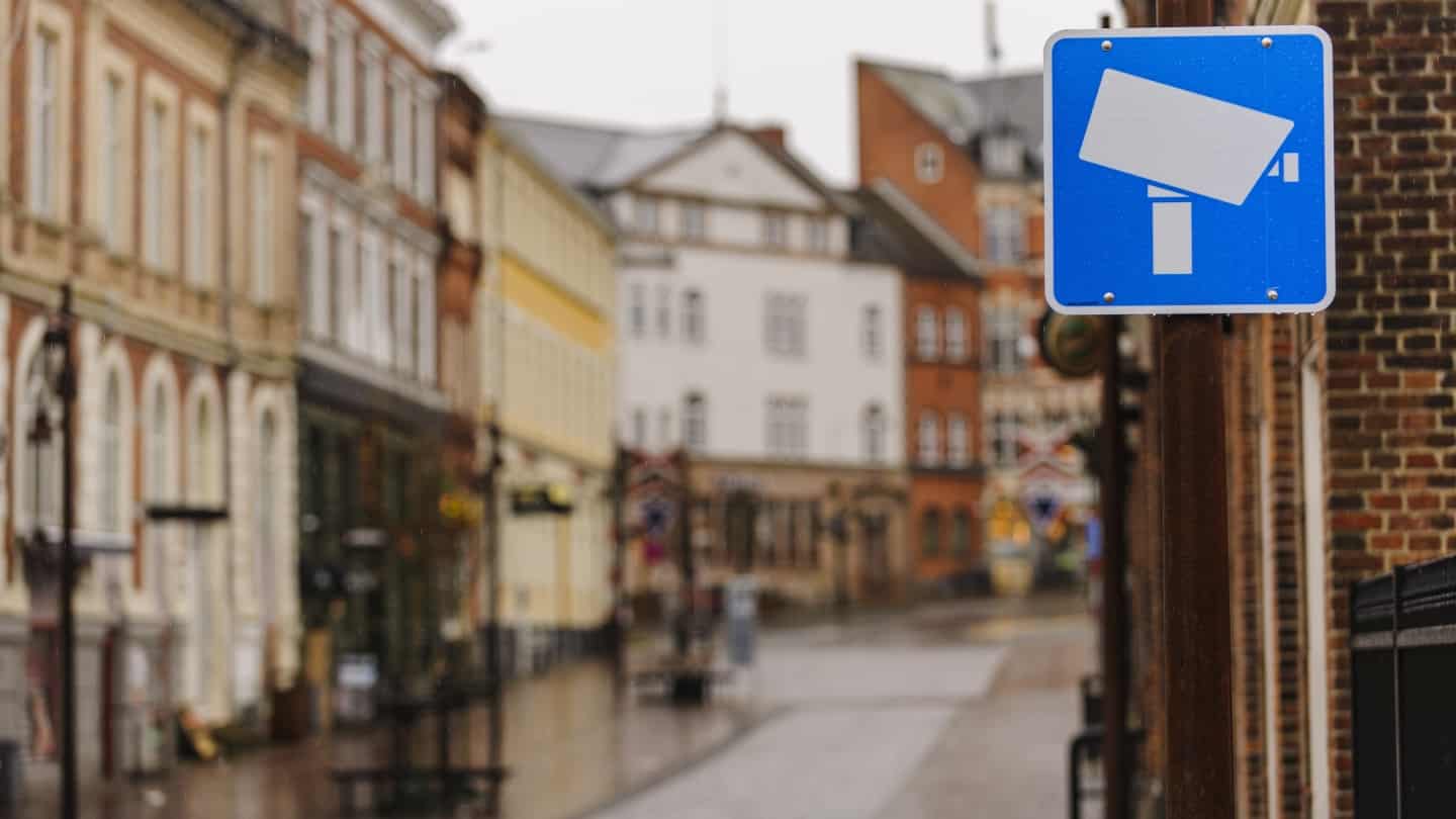 Lussing, spark og en flækket læbe: 20-årig mand anholdt for vold mod ...