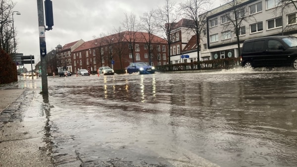 Nu er det sket: Åen oversvømmer Abelones Plads - vigtig vej er spærret ...