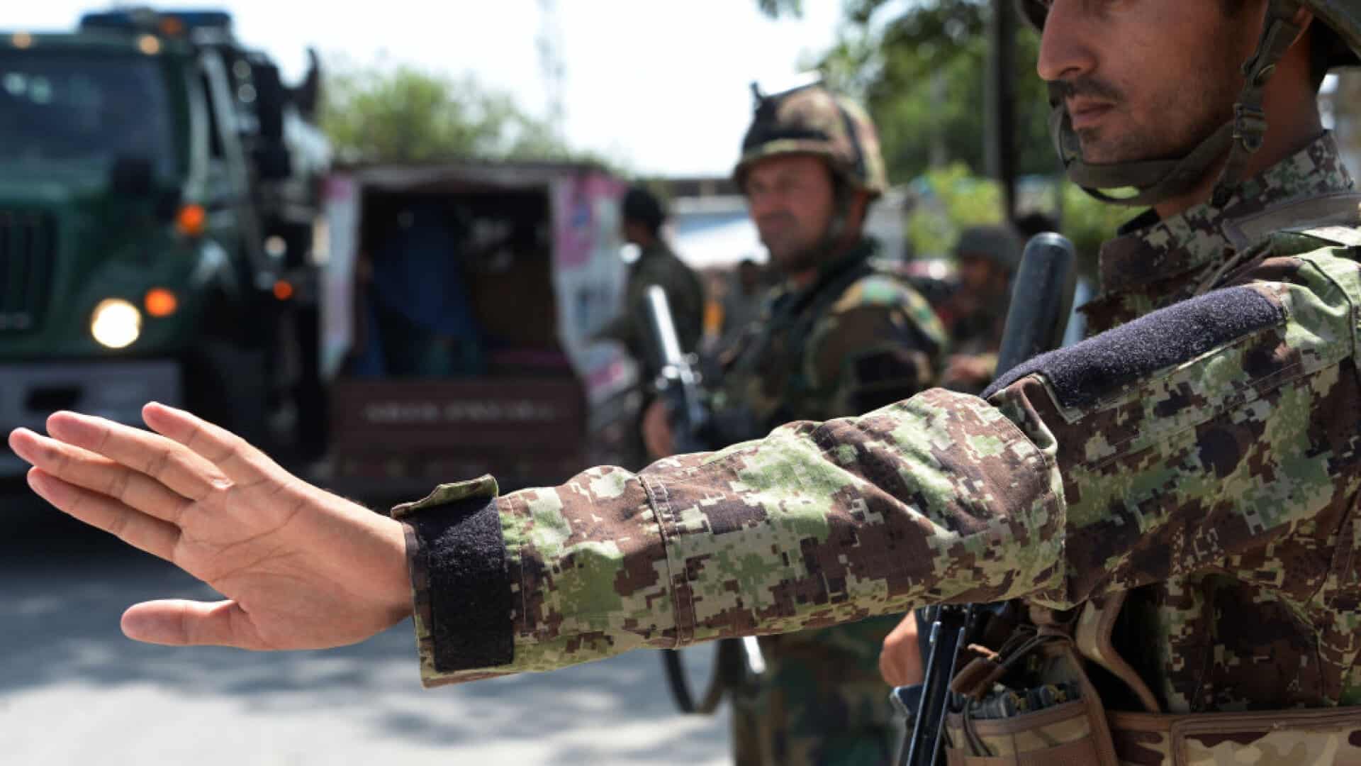 Taliban infiltrerer militærbase og dræber 23 soldater | jv.dk