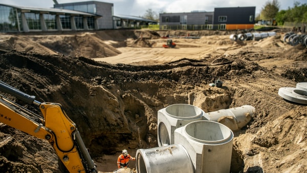 25.000 kubikmeter jord er kørt væk: Kampsportscenter og 50 meter-bassin ... 25.000 kubikmeter jord er kørt væk: Kampsportscenter og 50 meter-bassin ...
