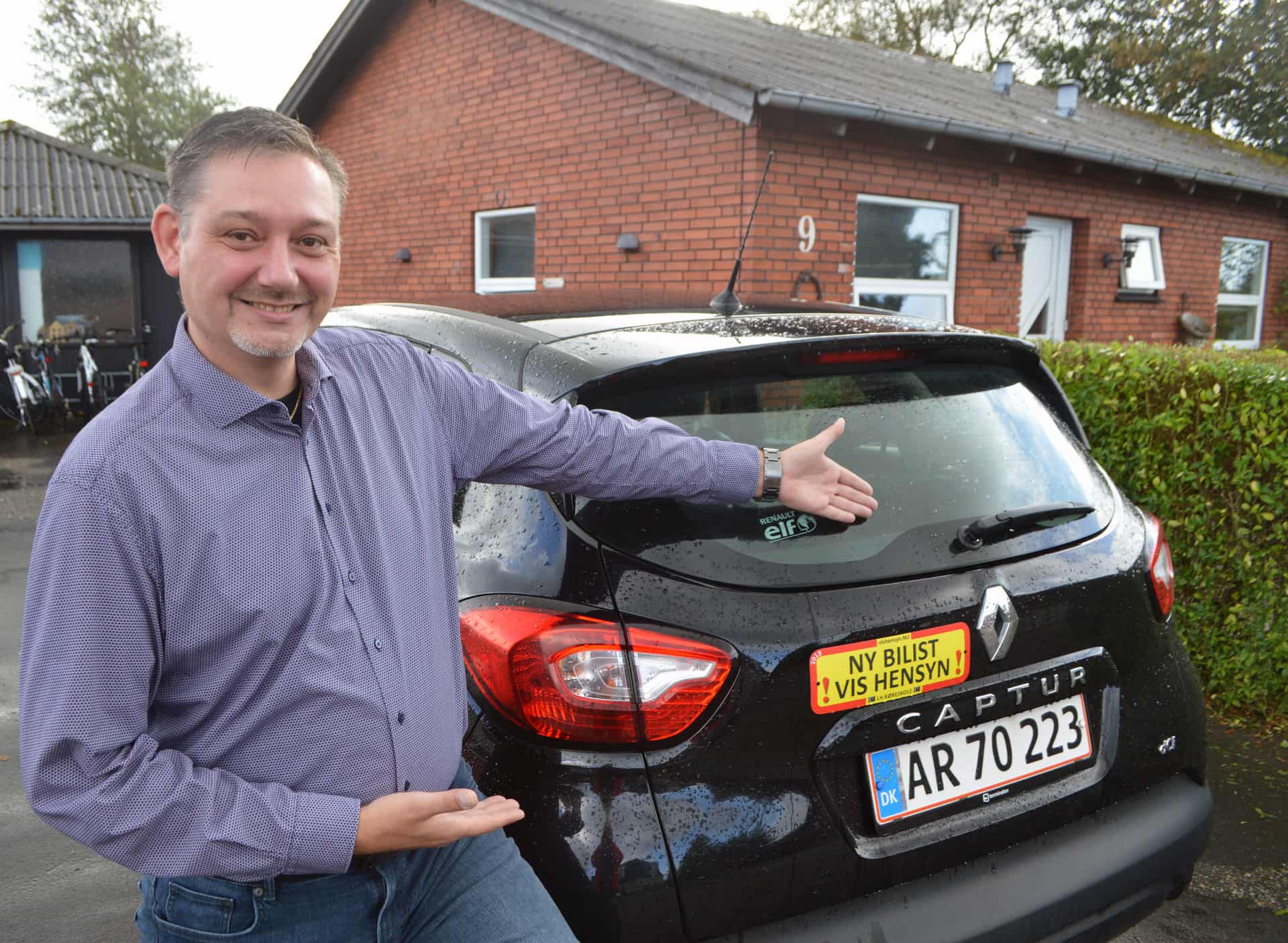 Thomas og Malene i Oksbøl har designet et skilt til bilen, der kan ...