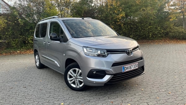 Vi tester: Praktisk Toyota, men den elektriske familiebil er kun til ...