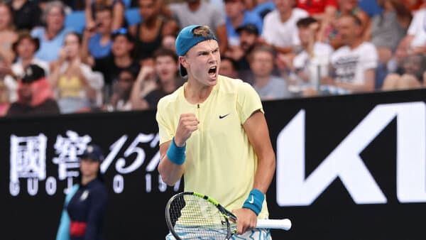 Rune sikkert videre: Slår sig forbi hakkende servekanon i Australien | hsfo.dk