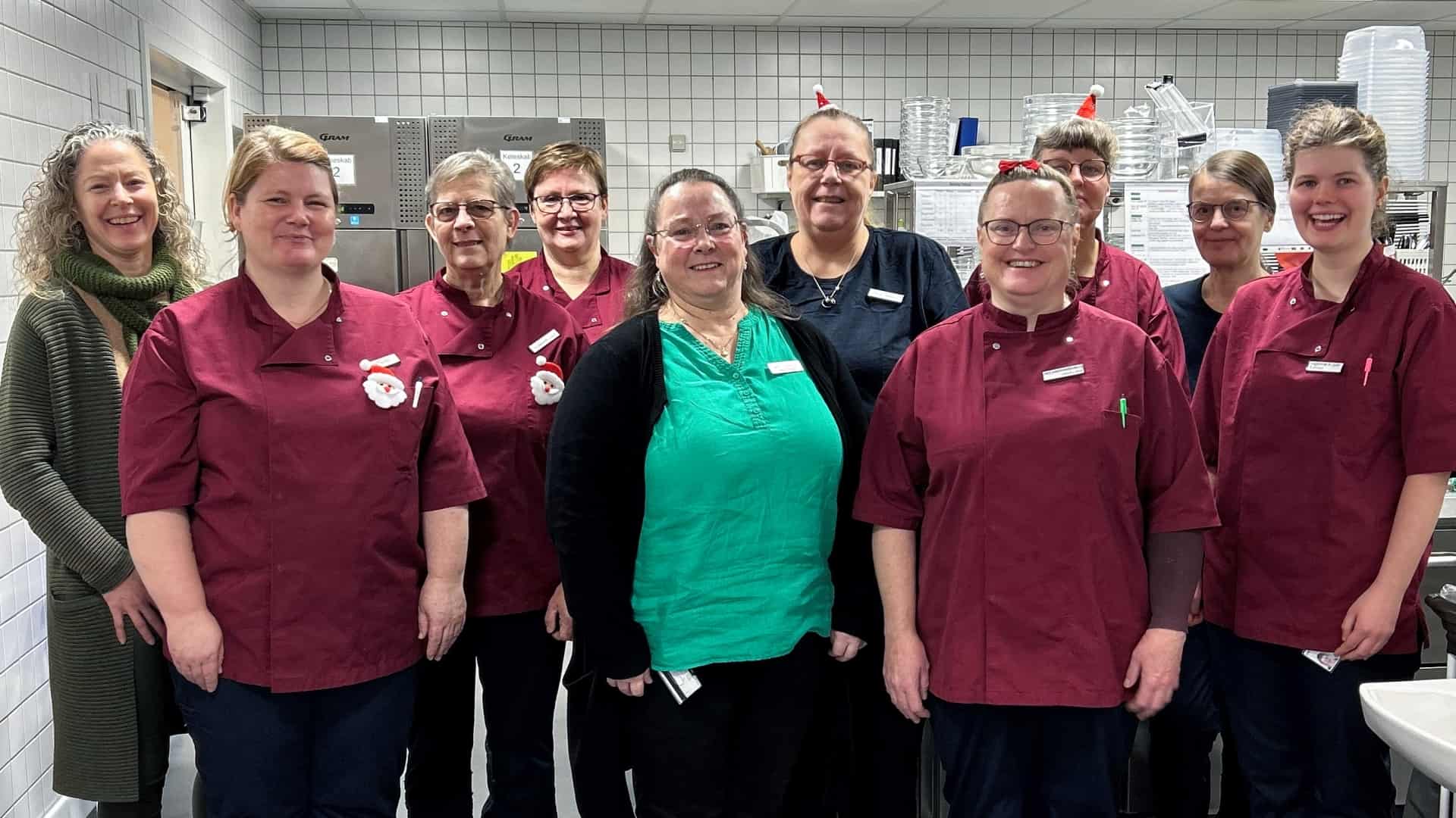 De laver mad til 1500 borgere hver dag: Nu skal køkkenmedarbejdere lære ...