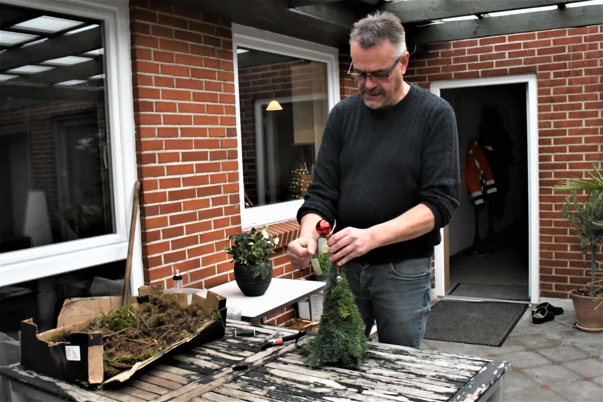 Vink til kæmpe-nissen på Fabriksvej: Karstens mos-nisser spreder glæde ...