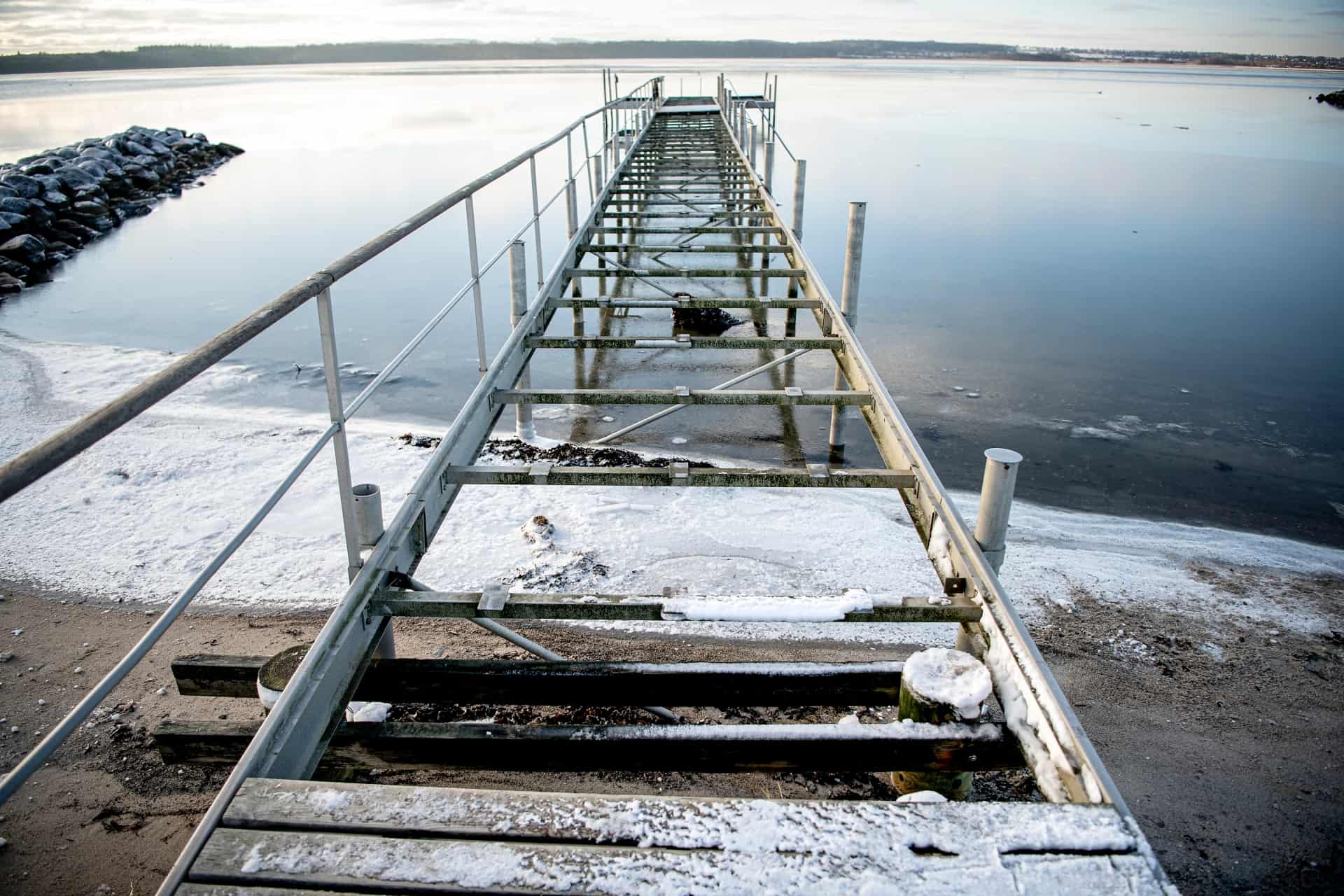 Stormflod forvandlede badebro til afpillet skelet - brofag flød helt ...