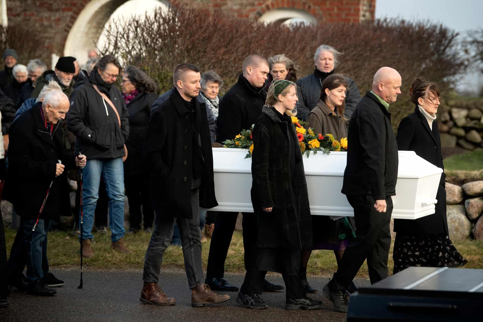 Se alle billederne: Jens Rosendal bisat fra Ballum Kirke | jv.dk