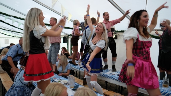 Se billederne: Festlige oktoberfest-gæster dansede på borde og bænke ...