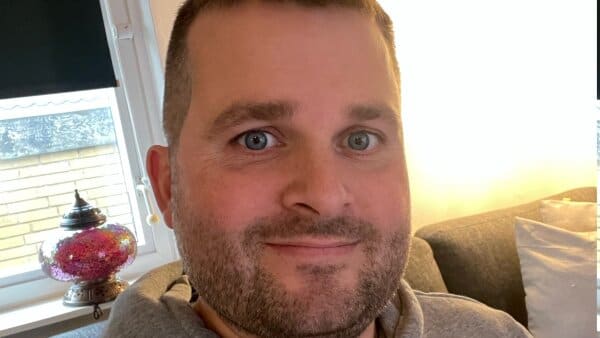 Fællesspisning for alle med glæde af fællesskaber, derefter går Jonas ...