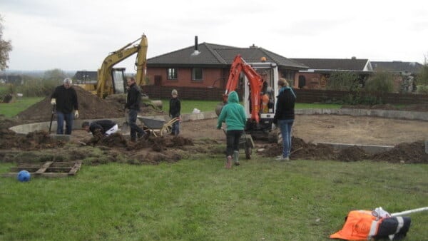 Første spadestik til legepladsen i Båring er taget | faa.dk