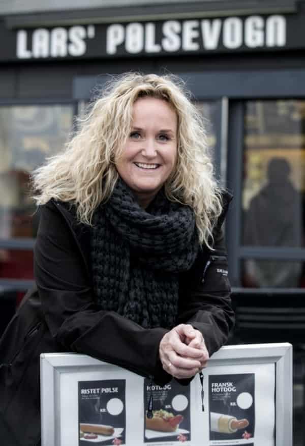 Helle overtager Lars' Pølsevogn | ugeavisen.dk