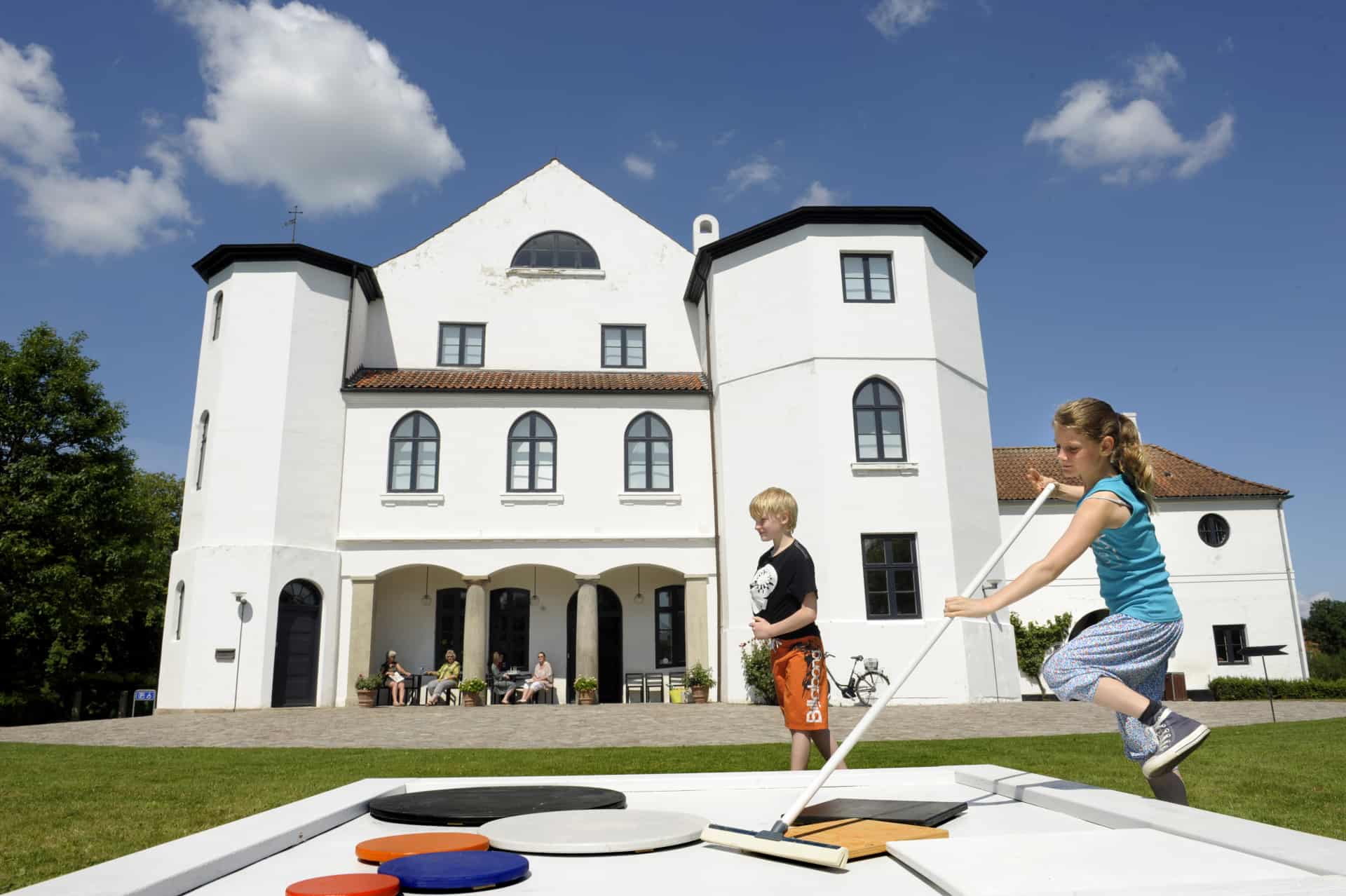 Brundlund Slot og Knivsbjerg får brunt skilt ved motorvejen | ugeavisen.dk