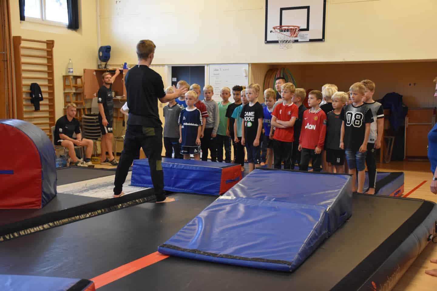 Høj puls og seje spring: Drenge prøver street-gymnastik for første gang | fyens.dk