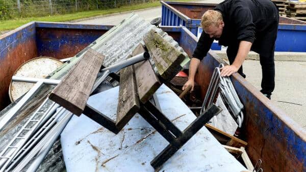 Hvem er tossen, der roder rundt i containerne? | jv.dk