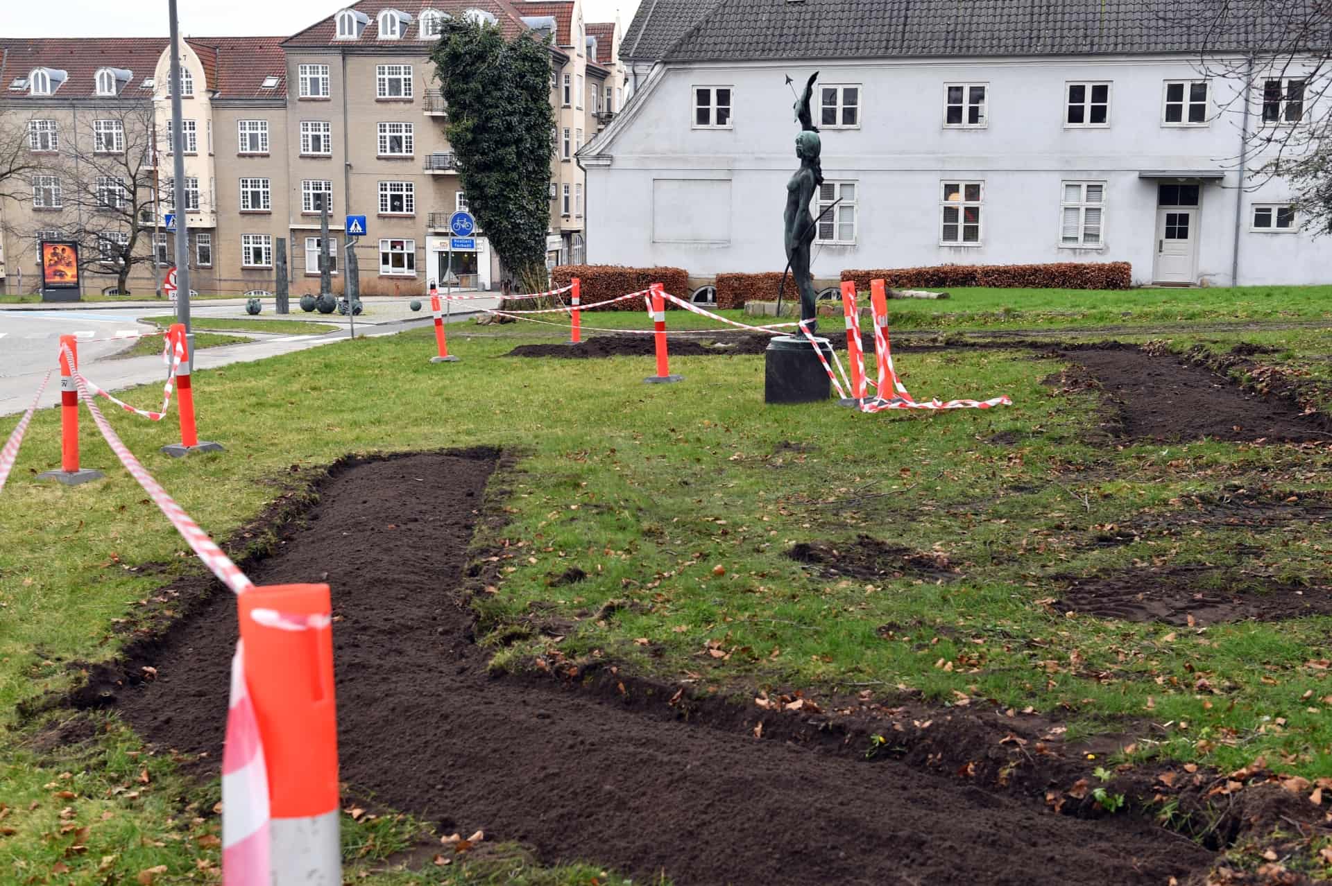 Der graves og knokles tæt på trafikeret rundkørsel: Resultatet skal ...