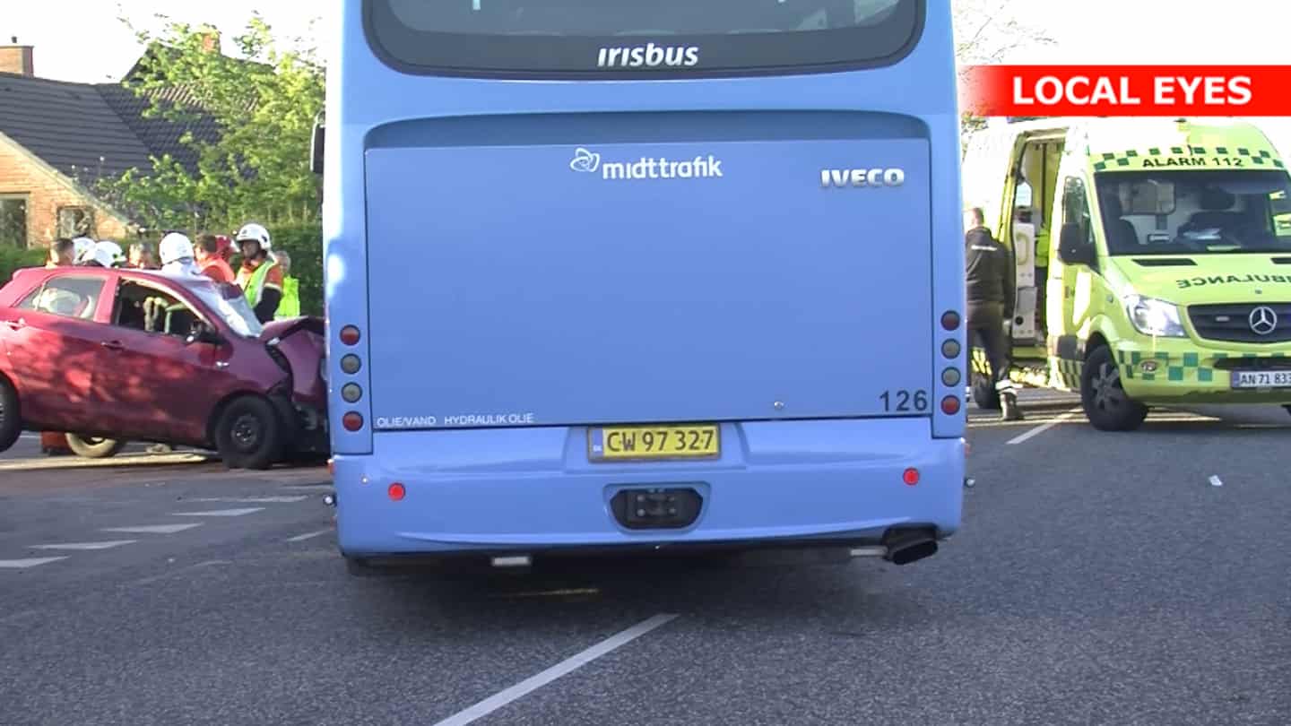 Bus og bil stødte sammen: Kvinde fløjet på sygehuset | dbrs.dk