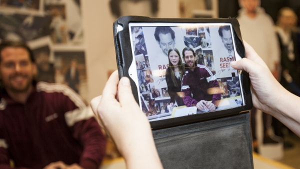 Galleri: Rasmus Seebach skrev autografer i Vejle | ugeavisen.dk