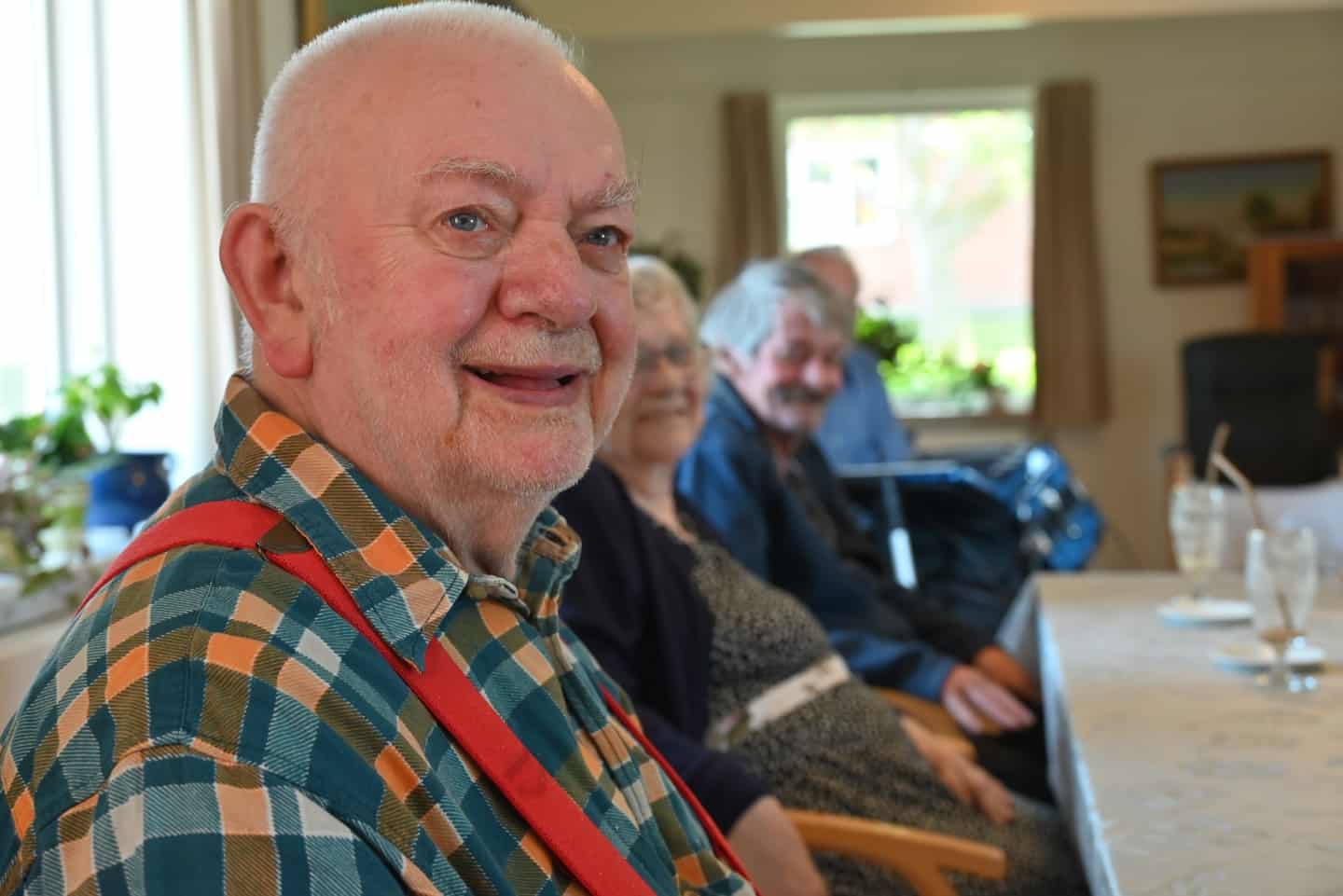 Dans, musik og irsk kaffe er et hit på plejehjemmet: Skål, du gamle ...