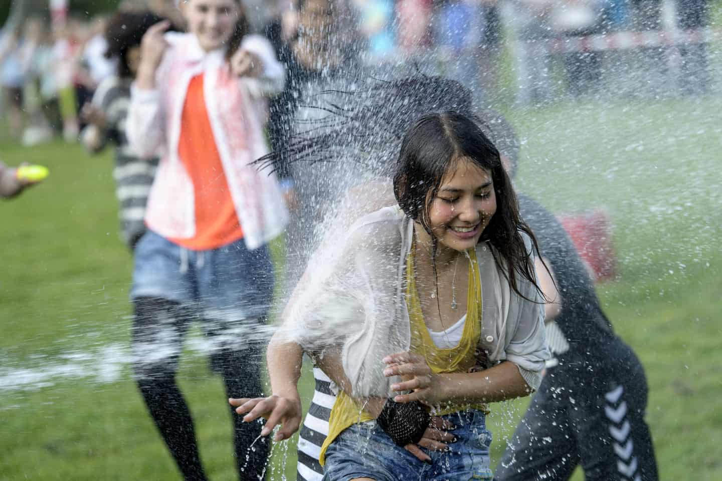 Sidste skoledag i coronaens tegn: Live-transmitteret underholdning og hygiejniske karameller ...