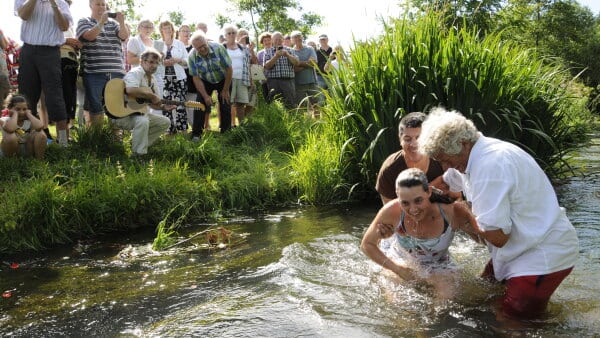 Moses Hansen døber to i Holsted Å | jv.dk