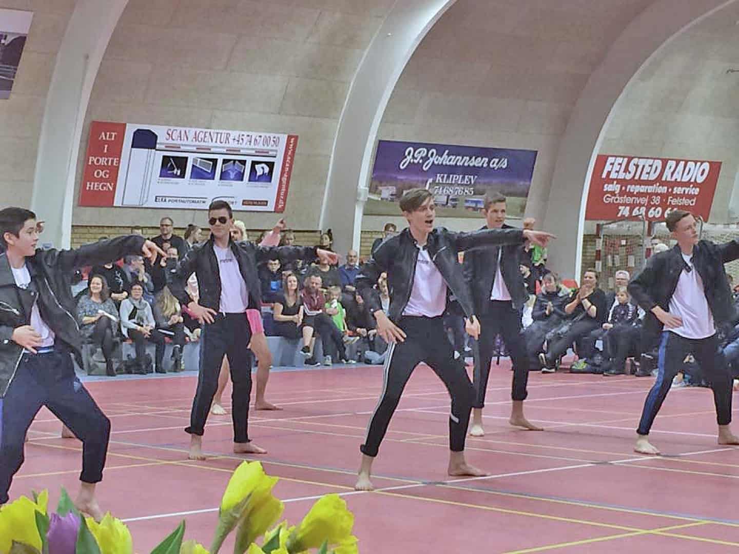 Gymnastik med svampe, spande og flag | ugeavisen.dk