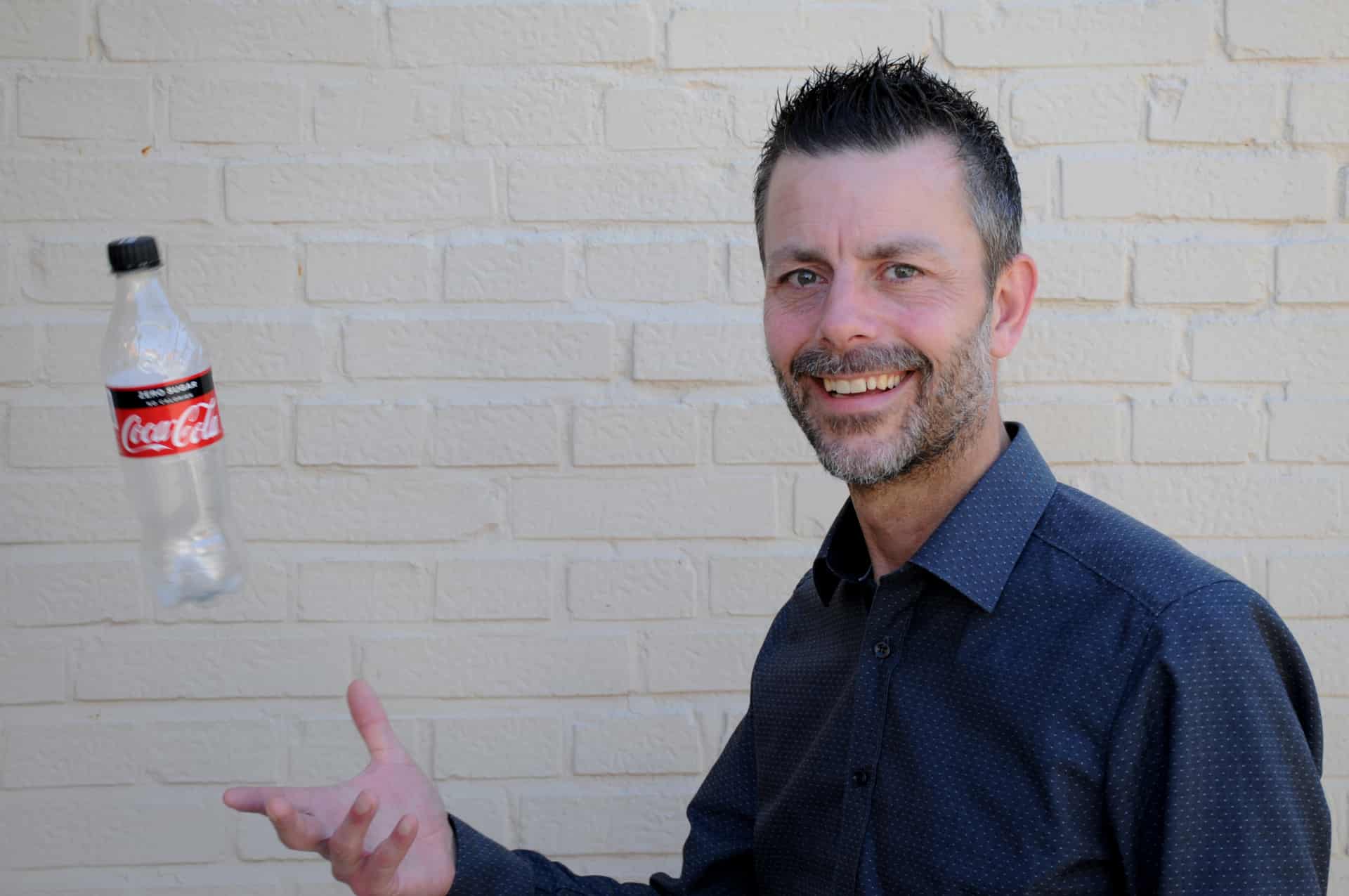 For ni år siden kastede Johnni en flaskepost i havet: Nu er den fundet ...