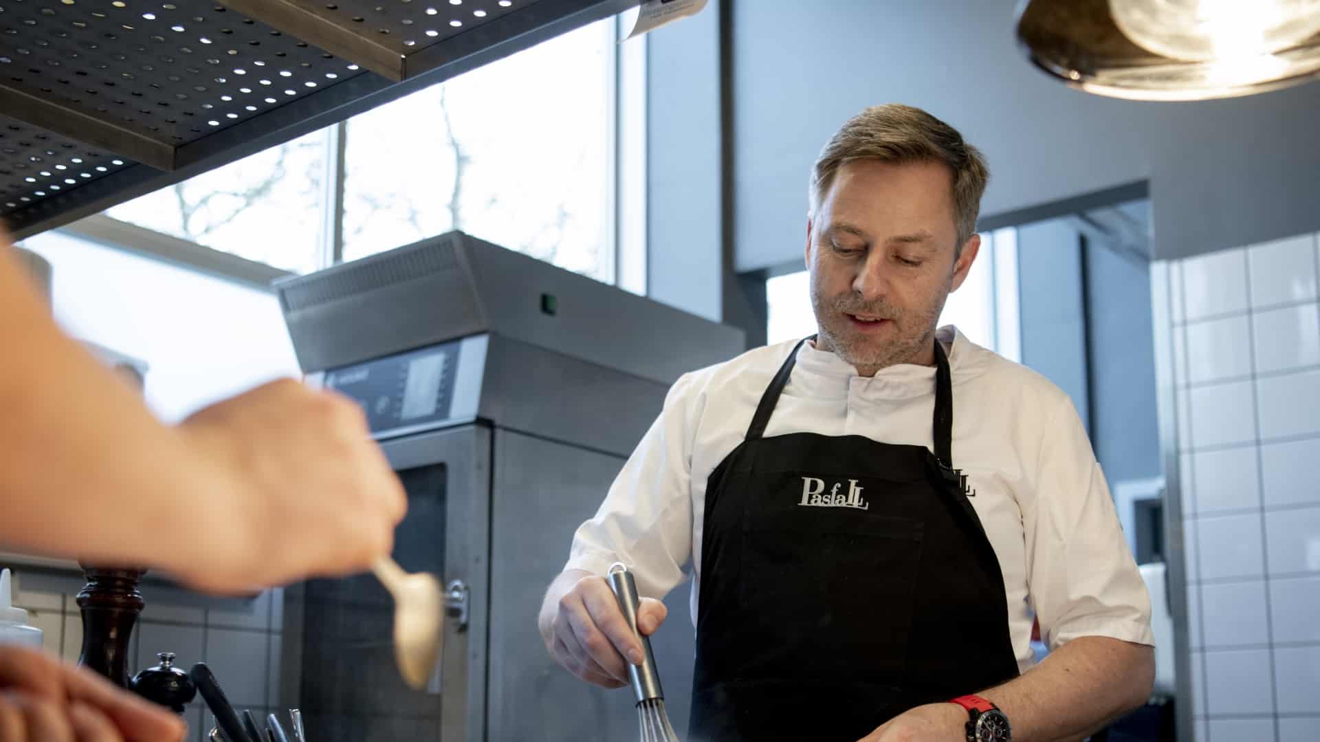 Michelin-anerkendt kok fra Odense arbejdede 90 timer om ugen – nu skal ...