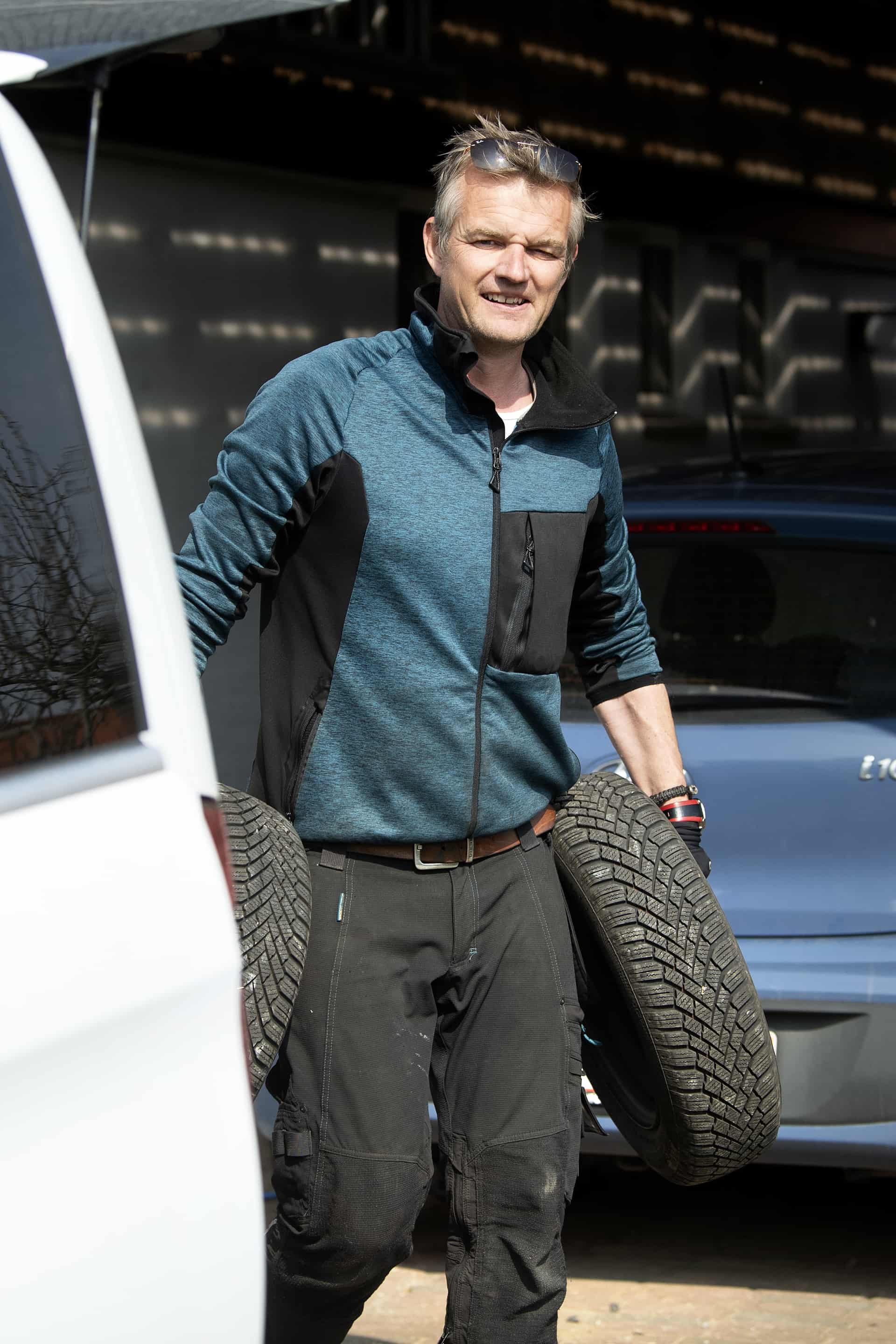 Fra chef til selvstændig: Nu skifter Tom dæk, hvor det passer kunden ...