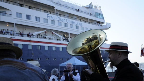 Braemar kom i havn med musik og flag | ugeavisen.dk