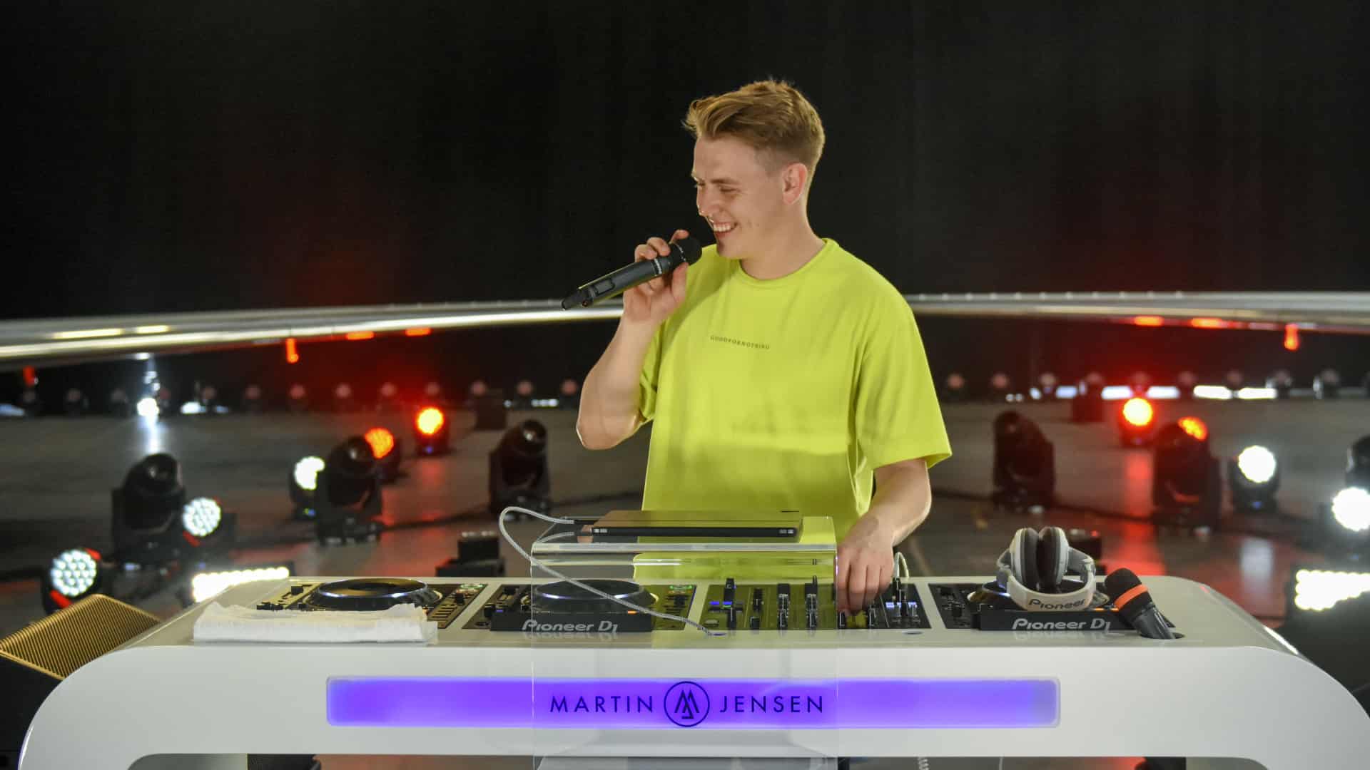 1,2 millioner lyttede med: Martin Jensen var flyvende til onlinekoncert ...