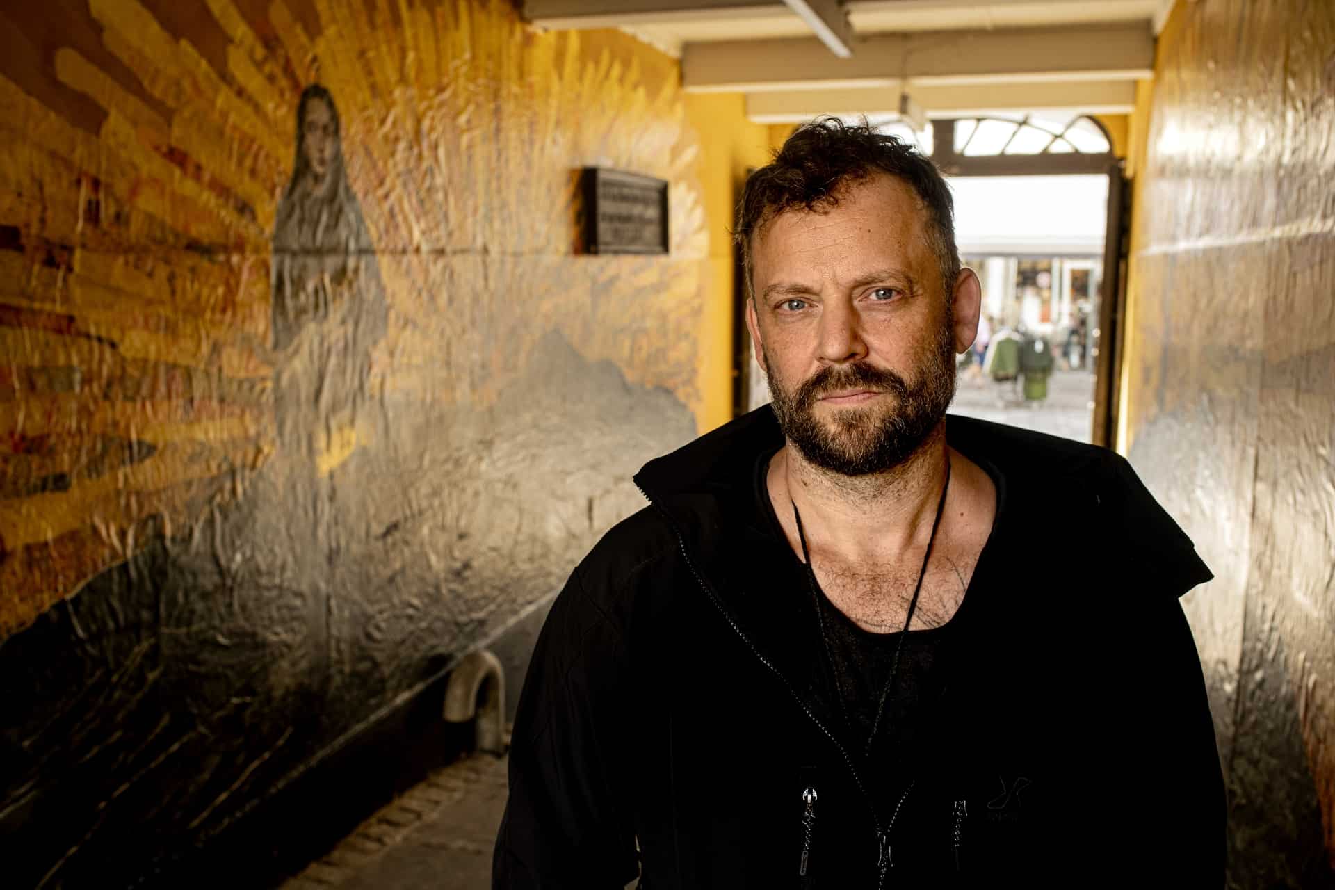 Norsk kunstner har skabt dyster kærlighed på Søndergade: Alle har en ...