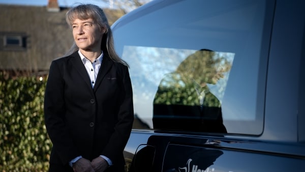 Som teenager hjalp Lisbeth med at få begravet de døde - senere købte ...