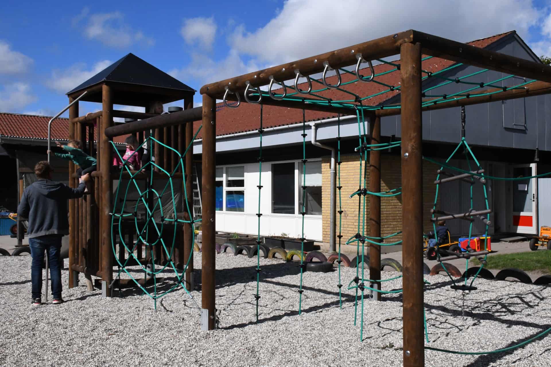 Børnehavebørn har fået ny legeplads at boltre sig på | ugeavisen.dk