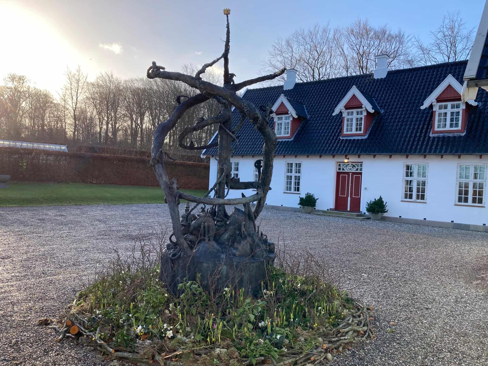 Dronning Margrethe takker: Marselisborg Slotshave får ny skulptur med ...