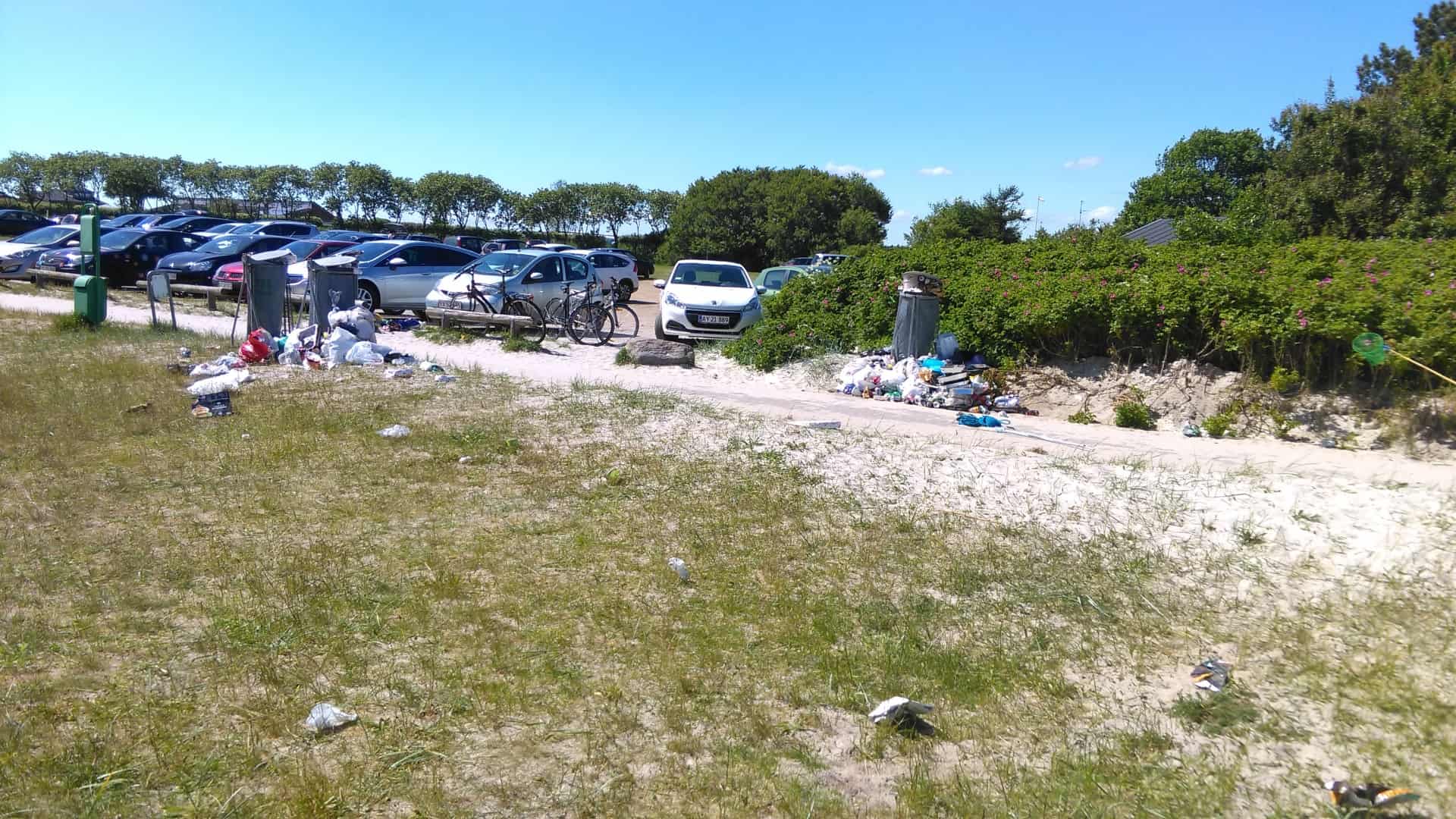 Blå Flag strand fyldt med skrald | ugeavisen.dk