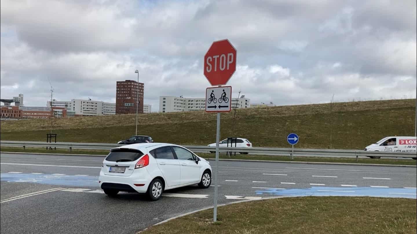 Se video: Jo, det er absolut nødvendigt at standse helt op foran det ...